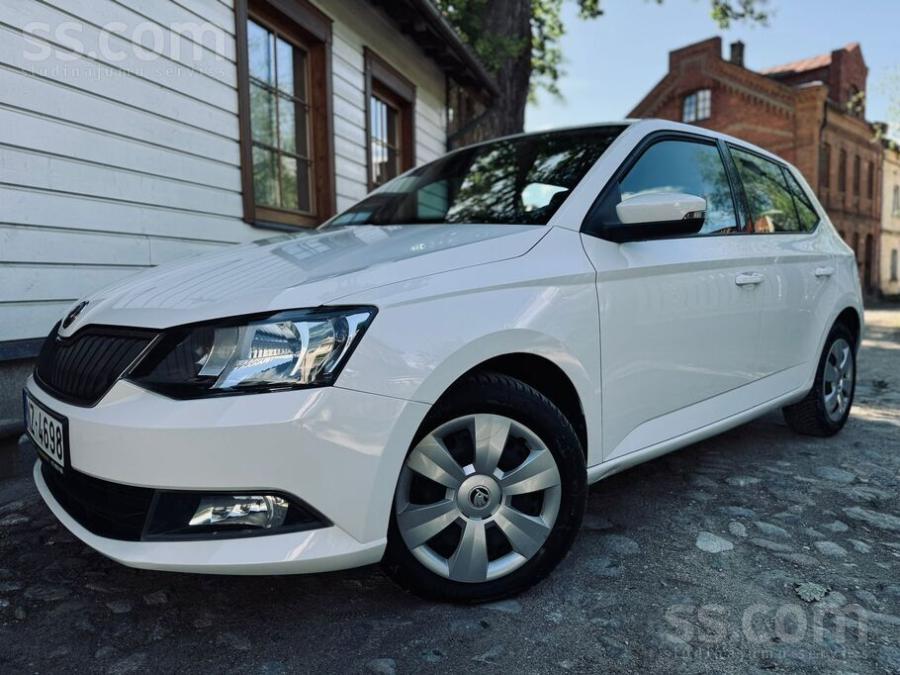 White Skoda Fabia 2016 in Cesis, with an engine capacity of 1.40 L and mileage of 0 thousand km for 5900 €, photo 4 on AUTOMOTO.COM.LV