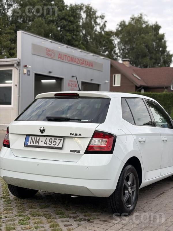 Skoda Fabia 2016 JÅ«rmala vietnÄ Balts Skoda Fabia 2016 JÅ«rmala, ar dzinÄja tilpumu 1.40 L un nobraukumu 180 tÅ«kst. km par 5350 ā¬, foto 9 vietnÄ AUTOMOTO.COM.LV