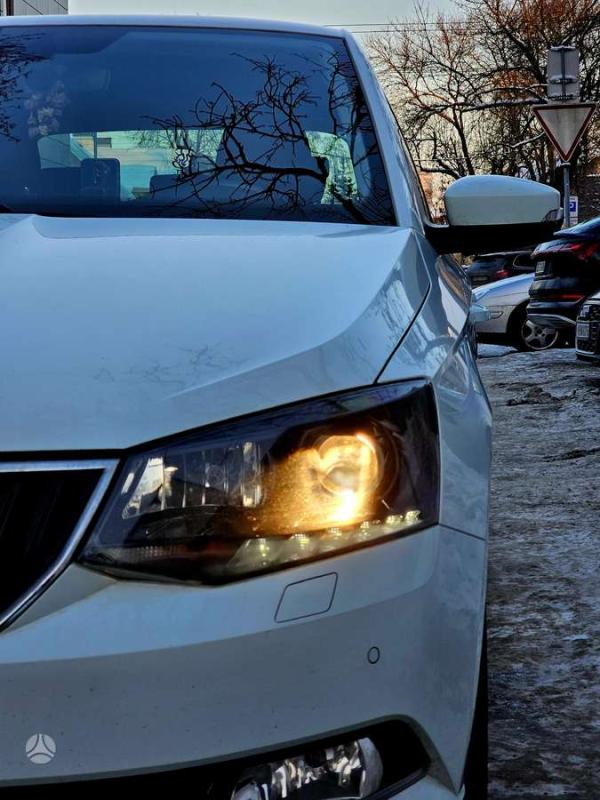 White Skoda Fabia 2017 in Vilnius, with an engine capacity of 1.42 L and mileage of 244 thousand km for 5989 €, photo 2 on AUTOMOTO.COM.LV