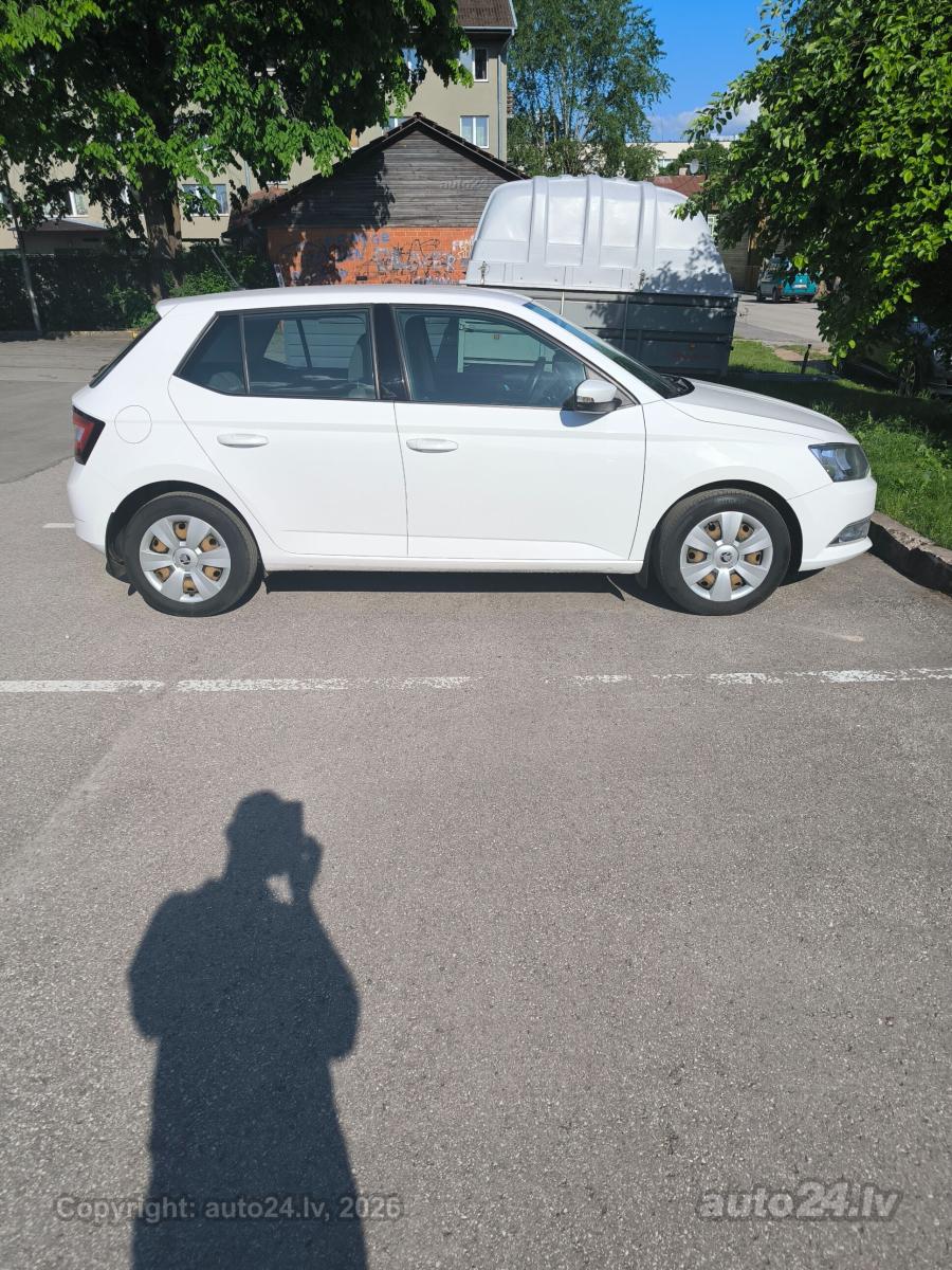 White Skoda Fabia 2017 in Tallinn, with an engine capacity of 1.40 L and mileage of 337 thousand km for 4000 €, photo 4 on AUTOMOTO.COM.LV