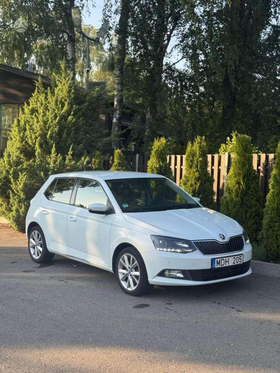 White Skoda Fabia 2017 in Vilnius, with an engine capacity of 1.42 L and mileage of 250 thousand km for 4950 €, photo 1 on AUTOMOTO.COM.LV