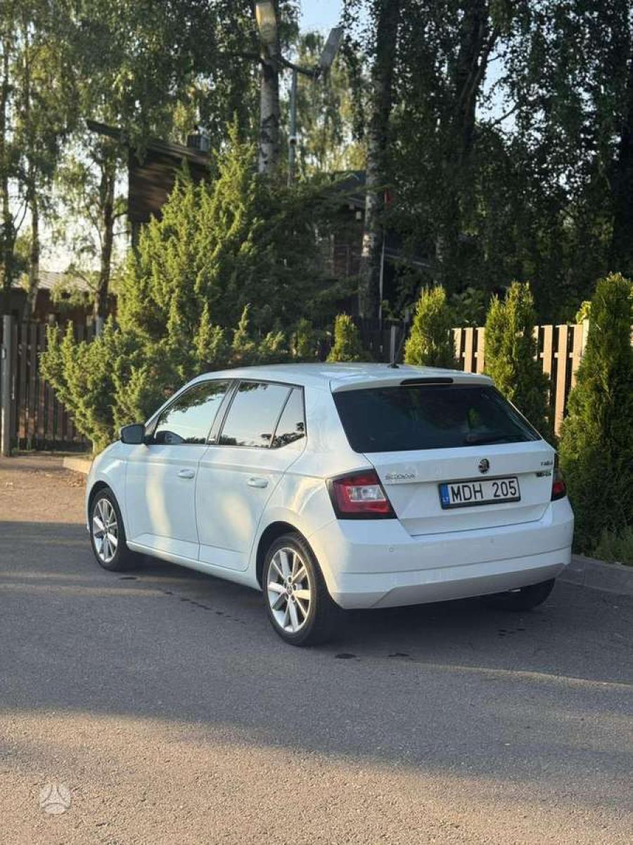 White Skoda Fabia 2017 in Vilnius, with an engine capacity of 1.42 L and mileage of 250 thousand km for 4950 €, photo 4 on AUTOMOTO.COM.LV
