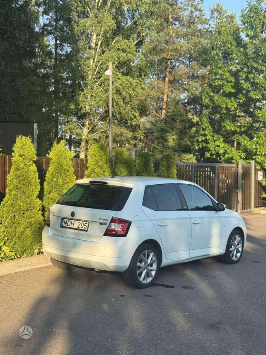 White Skoda Fabia 2017 in Vilnius, with an engine capacity of 1.42 L and mileage of 250 thousand km for 4950 €, photo 5 on AUTOMOTO.COM.LV