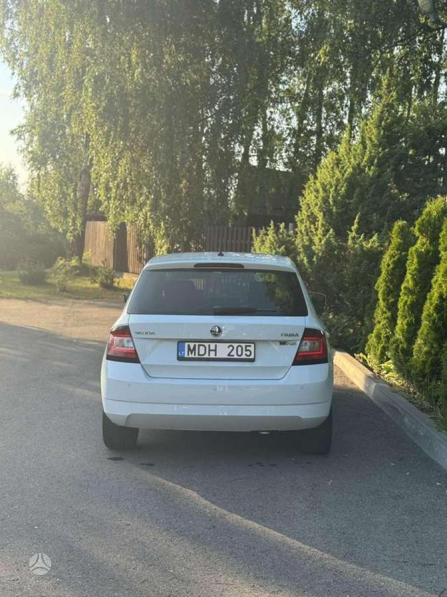 White Skoda Fabia 2017 in Vilnius, with an engine capacity of 1.42 L and mileage of 250 thousand km for 4950 €, photo 6 on AUTOMOTO.COM.LV