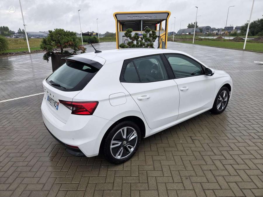 White Skoda Fabia 2021 in Taurage, with an engine capacity of 1.00 L and mileage of 181 thousand km for 6950 €, photo 5 on AUTOMOTO.COM.LV
