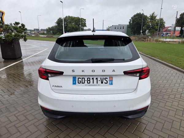 White Skoda Fabia 2021 in Taurage, with an engine capacity of 1.00 L and mileage of 181 thousand km for 6950 €, photo 5 on AUTOMOTO.COM.LV