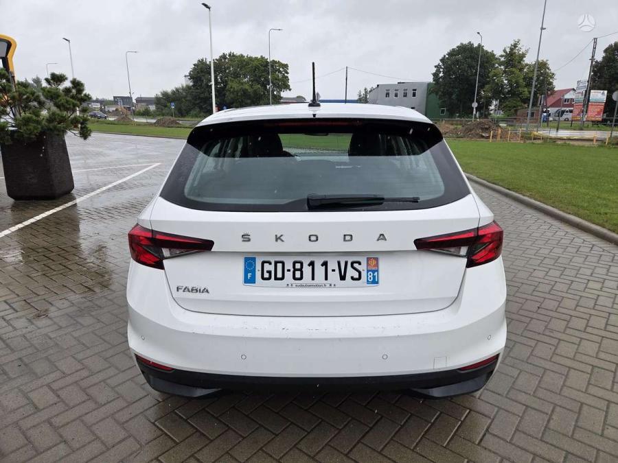 White Skoda Fabia 2021 in Taurage, with an engine capacity of 1.00 L and mileage of 181 thousand km for 6950 €, photo 6 on AUTOMOTO.COM.LV