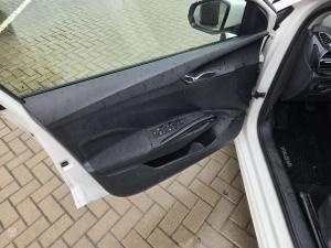 White Skoda Fabia 2021 in Taurage, with an engine capacity of 1.00 L and mileage of 181 thousand km for 6950 €, photo 14 on AUTOMOTO.COM.LV