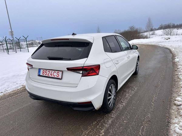 White Skoda Fabia 2022 in Telschi, with an engine capacity of 1.00 L and mileage of 9 thousand km for 12500 €, photo 4 on AUTOMOTO.COM.LV