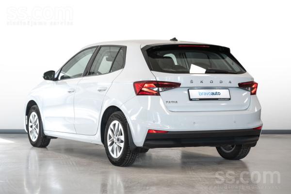 White Skoda Fabia 2023 in Riga, with an engine capacity of 1.00 L and mileage of 33 thousand km for 15490 €, photo 4 on AUTOMOTO.COM.LV