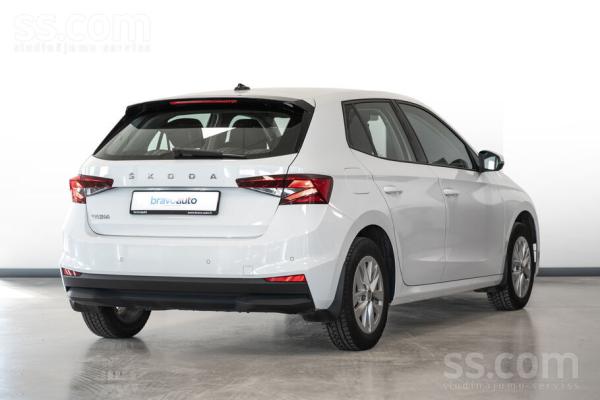 White Skoda Fabia 2023 in Riga, with an engine capacity of 1.00 L and mileage of 33 thousand km for 15490 €, photo 6 on AUTOMOTO.COM.LV