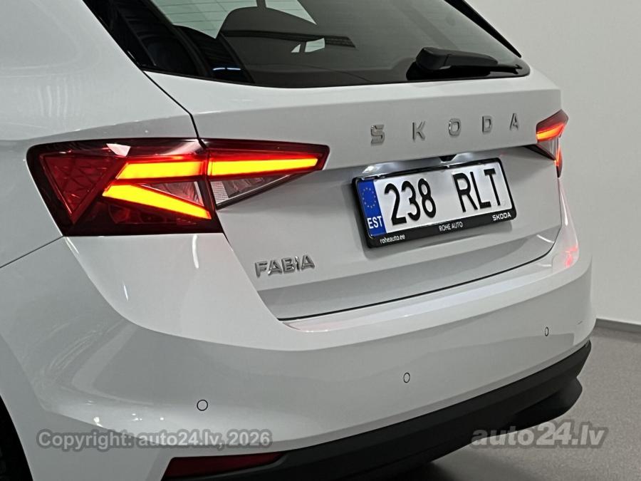 Balts Skoda Fabia 2024 Tallina, ar dzinēja tilpumu 1.00 L un nobraukumu 28 tūkst. km par 17490 €, foto 23 vietnē AUTOMOTO.COM.LV