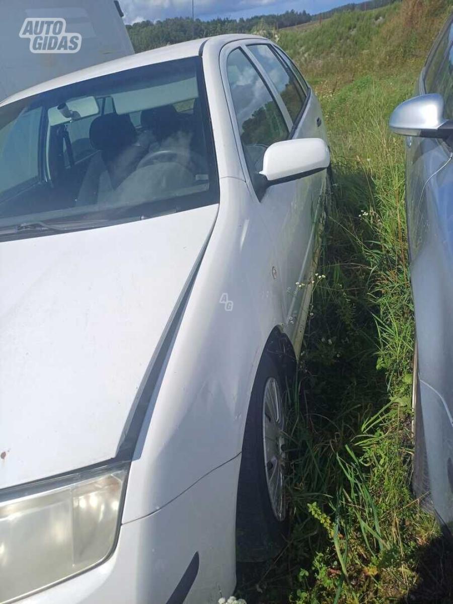 White Skoda Fabia 2006 in Klaipeda, with an engine capacity of 1.20 L and mileage of 300 thousand km for 214 €, photo 1 on AUTOMOTO.COM.LV