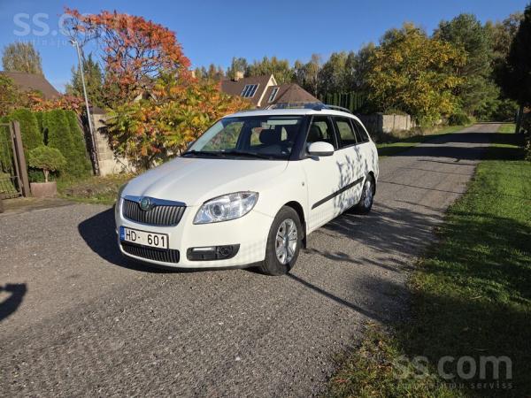White Skoda Fabia 2008 in Riga, with an engine capacity of 1.60 L and mileage of 185 thousand km for 2900 €, photo 1 on AUTOMOTO.COM.LV