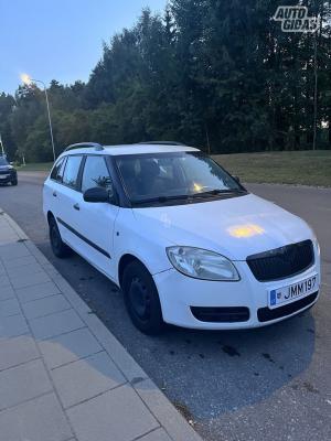Balts Skoda Fabia 2009 Viļņa, ar dzinēja tilpumu 1.40 L un nobraukumu 50 tūkst. km par 1300 €, foto 4 vietnē AUTOMOTO.COM.LV
