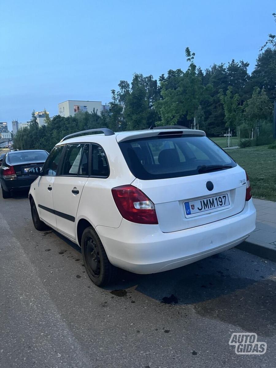 Balts Skoda Fabia 2009 Viļņa, ar dzinēja tilpumu 1.40 L un nobraukumu 50 tūkst. km par 1300 €, foto 5 vietnē AUTOMOTO.COM.LV
