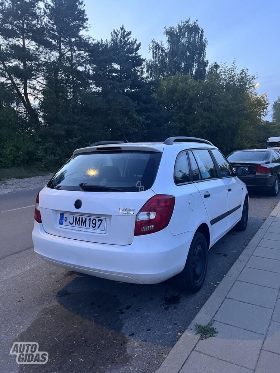 Balts Skoda Fabia 2009 Viļņa, ar dzinēja tilpumu 1.40 L un nobraukumu 50 tūkst. km par 1300 €, foto 6 vietnē AUTOMOTO.COM.LV