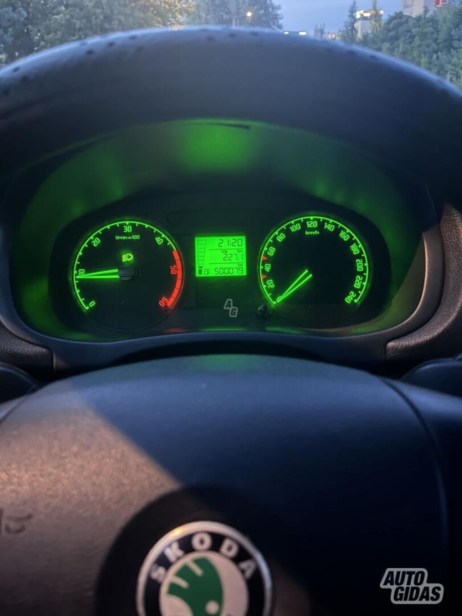 Balts Skoda Fabia 2009 Viļņa, ar dzinēja tilpumu 1.40 L un nobraukumu 50 tūkst. km par 1300 €, foto 11 vietnē AUTOMOTO.COM.LV