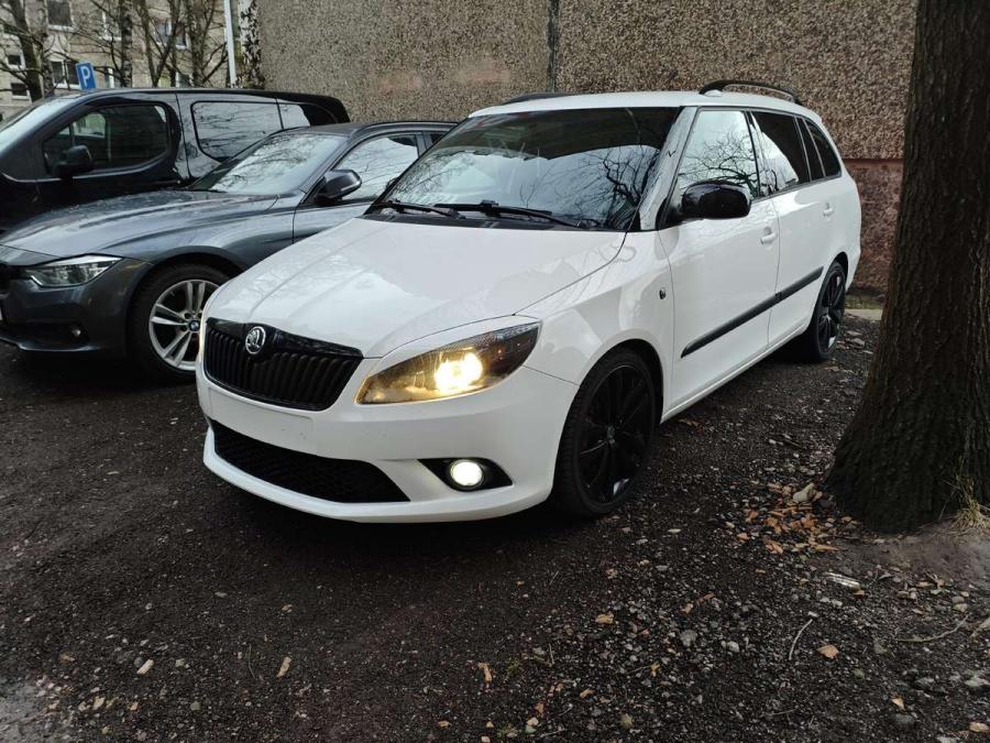 White Skoda Fabia 2011 in Kaunas, with an engine capacity of 1.40 L and mileage of 208 thousand km for 5600 €, photo 2 on AUTOMOTO.COM.LV