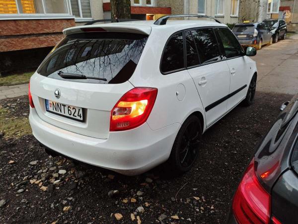 Balts Skoda Fabia 2011 Kauņa, ar dzinēja tilpumu 1.40 L un nobraukumu 208 tūkst. km par 5600 €, foto 4 vietnē AUTOMOTO.COM.LV