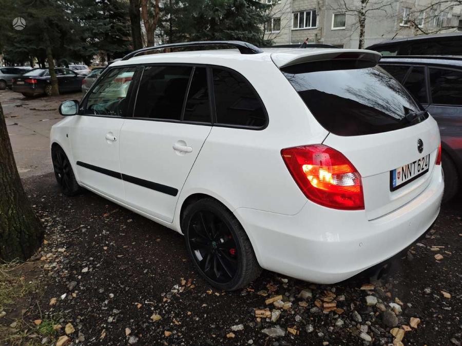 White Skoda Fabia 2011 in Kaunas, with an engine capacity of 1.40 L and mileage of 208 thousand km for 5600 €, photo 6 on AUTOMOTO.COM.LV