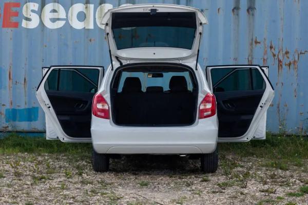 White Skoda Fabia 2011 in Riga, with an engine capacity of 1.20 L and mileage of 217 thousand km for 4200 €, photo 5 on AUTOMOTO.COM.LV