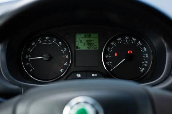 White Skoda Fabia 2011 in Riga, with an engine capacity of 1.20 L and mileage of 217 thousand km for 4200 €, photo 8 on AUTOMOTO.COM.LV