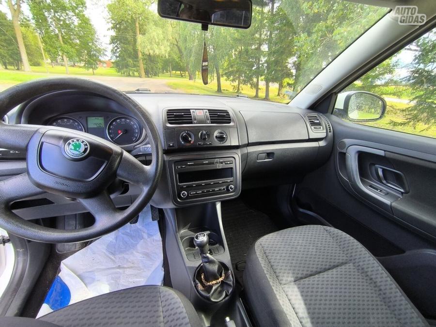 White Skoda Fabia 2012 in Vilnius, with an engine capacity of 1.60 L and mileage of 232 thousand km for 2000 €, photo 4 on AUTOMOTO.COM.LV
