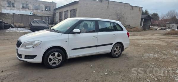 White Skoda Fabia 2012 in Ogre, with an engine capacity of 1.60 L and mileage of 286 thousand km for 2350 €, photo 1 on AUTOMOTO.COM.LV