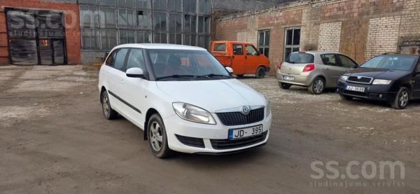 White Skoda Fabia 2012 in Ogre, with an engine capacity of 1.60 L and mileage of 286 thousand km for 2350 €, photo 2 on AUTOMOTO.COM.LV
