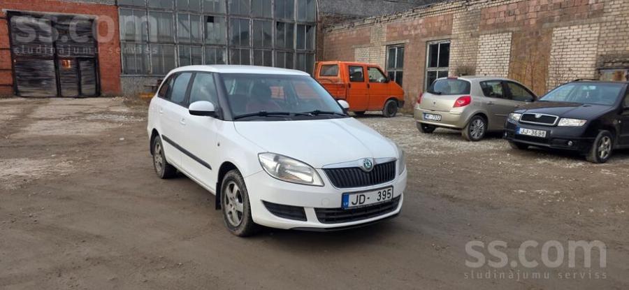 White Skoda Fabia 2012 in Ogre, with an engine capacity of 1.60 L and mileage of 286 thousand km for 2350 €, photo 2 on AUTOMOTO.COM.LV