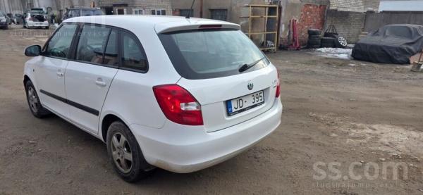 White Skoda Fabia 2012 in Ogre, with an engine capacity of 1.60 L and mileage of 286 thousand km for 2350 €, photo 3 on AUTOMOTO.COM.LV