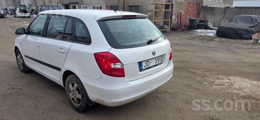 White Skoda Fabia 2012 in Ogre, with an engine capacity of 1.60 L and mileage of 286 thousand km for 2350 €, photo 3 on AUTOMOTO.COM.LV