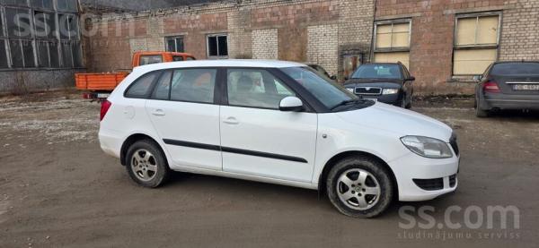 White Skoda Fabia 2012 in Ogre, with an engine capacity of 1.60 L and mileage of 286 thousand km for 2350 €, photo 4 on AUTOMOTO.COM.LV