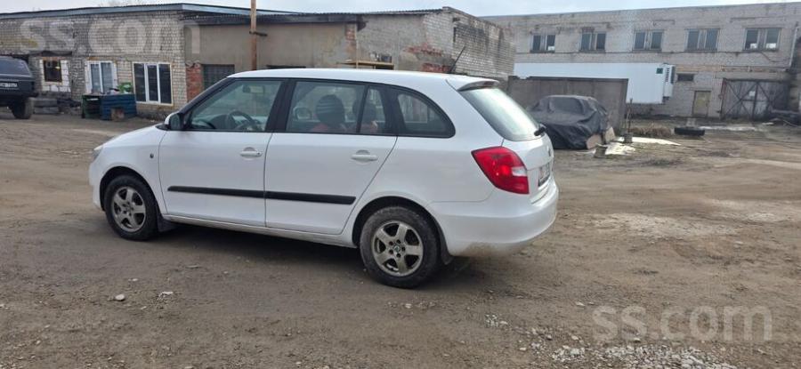 White Skoda Fabia 2012 in Ogre, with an engine capacity of 1.60 L and mileage of 286 thousand km for 2350 €, photo 5 on AUTOMOTO.COM.LV
