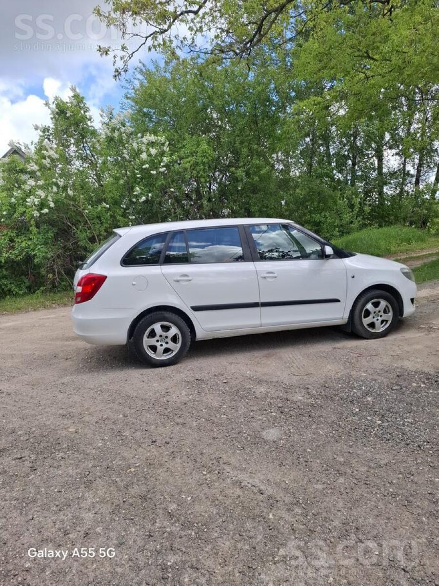 White Skoda Fabia 2012 in Ogre, with an engine capacity of 1.60 L and mileage of 285 thousand km for 2100 €, photo 5 on AUTOMOTO.COM.LV