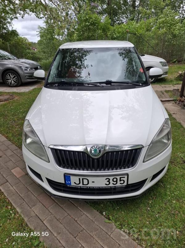 White Skoda Fabia 2012 in Ogre, with an engine capacity of 1.60 L and mileage of 285 thousand km for 2100 €, photo 1 on AUTOMOTO.COM.LV
