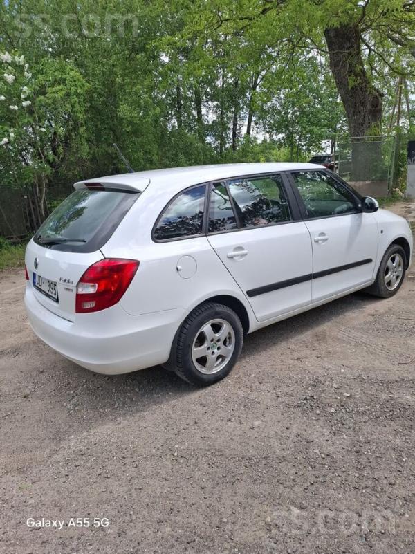 White Skoda Fabia 2012 in Ogre, with an engine capacity of 1.60 L and mileage of 285 thousand km for 2100 €, photo 2 on AUTOMOTO.COM.LV