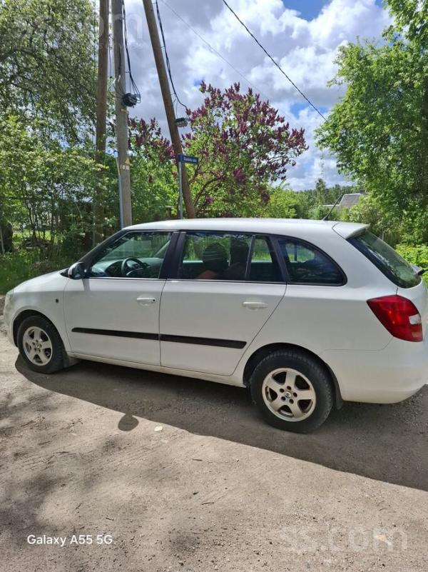 White Skoda Fabia 2012 in Ogre, with an engine capacity of 1.60 L and mileage of 285 thousand km for 2100 €, photo 3 on AUTOMOTO.COM.LV