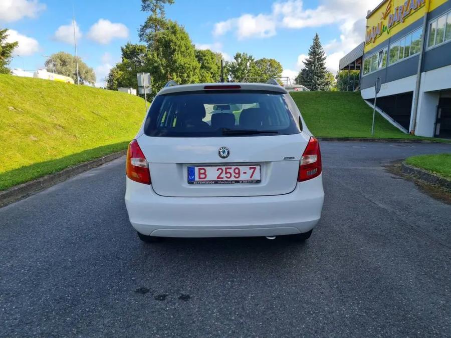 White Skoda Fabia 2012 in Ogre, with an engine capacity of 1.60 L and mileage of 245 thousand km for 3990 €, photo 7 on AUTOMOTO.COM.LV