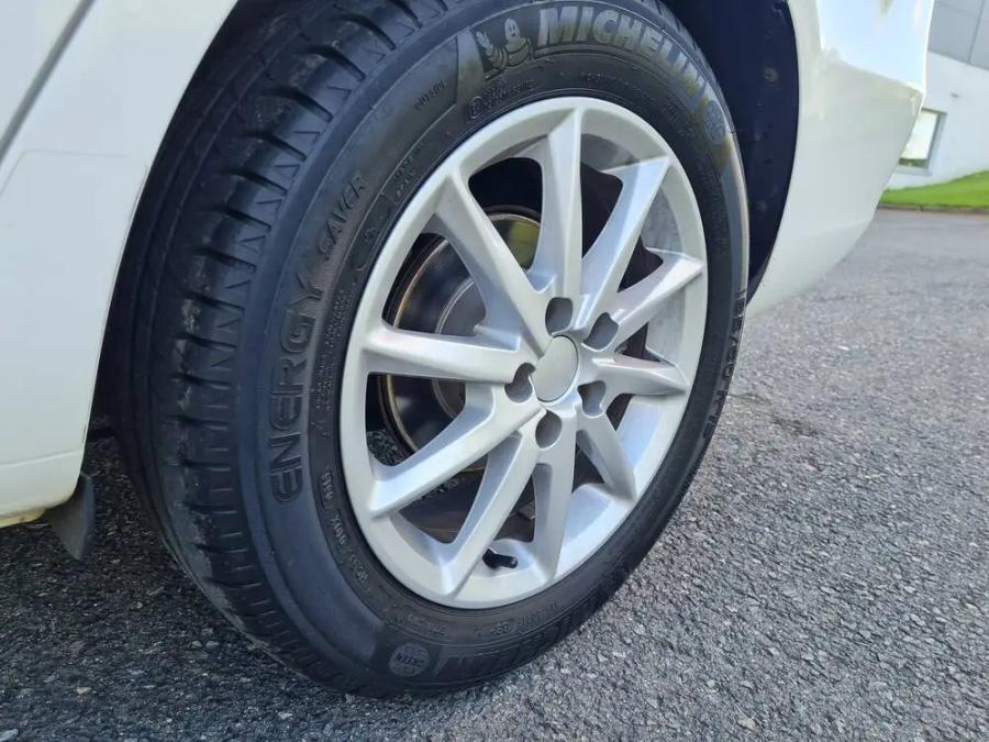 White Skoda Fabia 2012 in Ogre, with an engine capacity of 1.60 L and mileage of 245 thousand km for 3990 €, photo 11 on AUTOMOTO.COM.LV