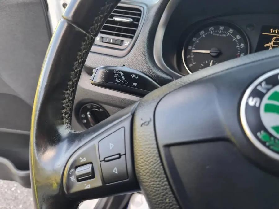 White Skoda Fabia 2012 in Ogre, with an engine capacity of 1.60 L and mileage of 245 thousand km for 3990 €, photo 18 on AUTOMOTO.COM.LV
