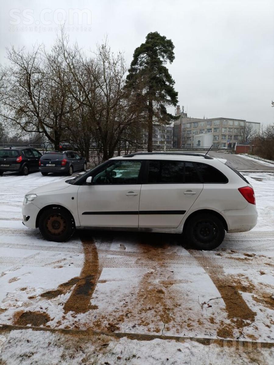 White Skoda Fabia 2012 in Riga, with an engine capacity of 1.60 L and mileage of 450 thousand km for 1050 €, photo 1 on AUTOMOTO.COM.LV