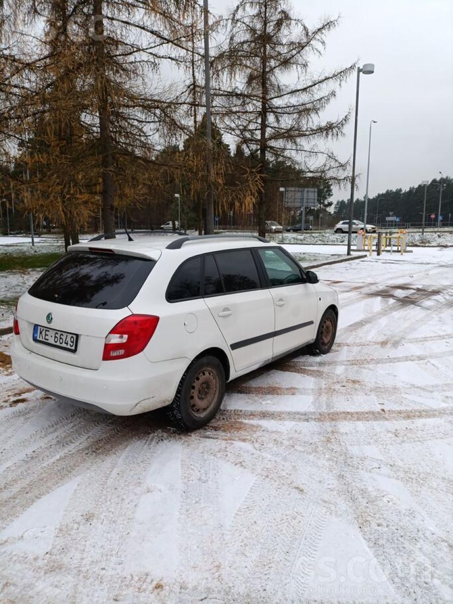 White Skoda Fabia 2012 in Riga, with an engine capacity of 1.60 L and mileage of 450 thousand km for 1050 €, photo 4 on AUTOMOTO.COM.LV