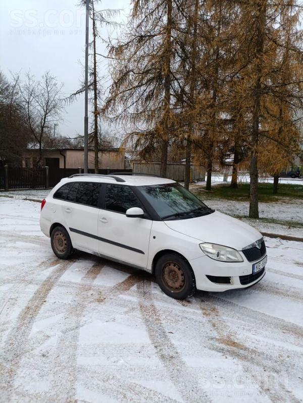 Balts Skoda Fabia 2012 Rīga, ar dzinēja tilpumu 1.60 L un nobraukumu 450 tūkst. km par 1050 €, foto 5 vietnē AUTOMOTO.COM.LV
