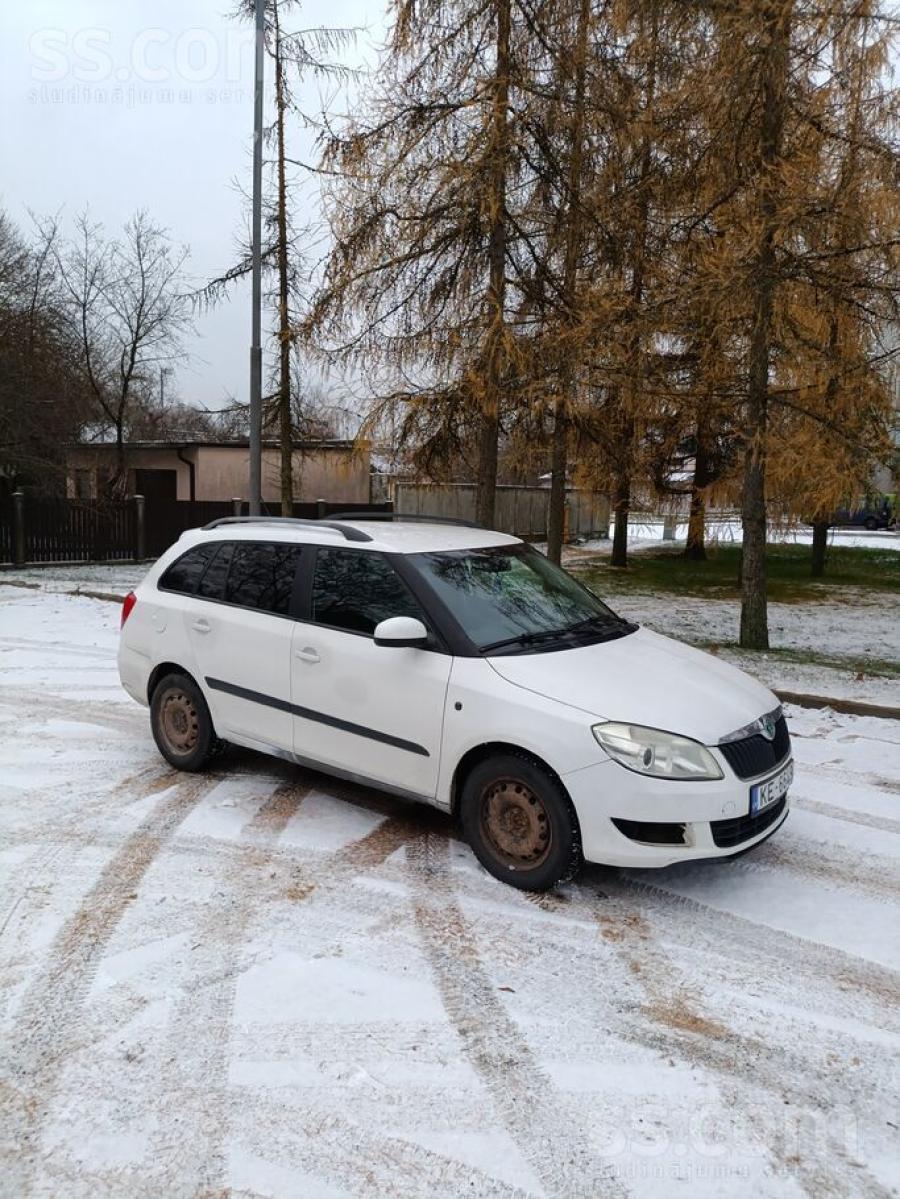 White Skoda Fabia 2012 in Riga, with an engine capacity of 1.60 L and mileage of 450 thousand km for 1050 €, photo 5 on AUTOMOTO.COM.LV