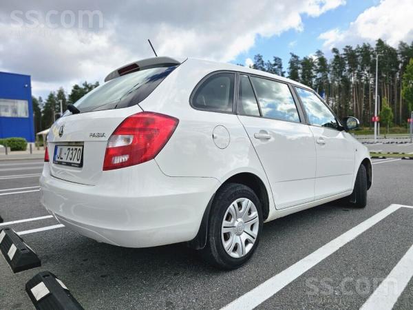Balts Skoda Fabia 2013 Rīga, ar dzinēja tilpumu 1.60 L un nobraukumu 322 tūkst. km par 2400 €, foto 3 vietnē AUTOMOTO.COM.LV