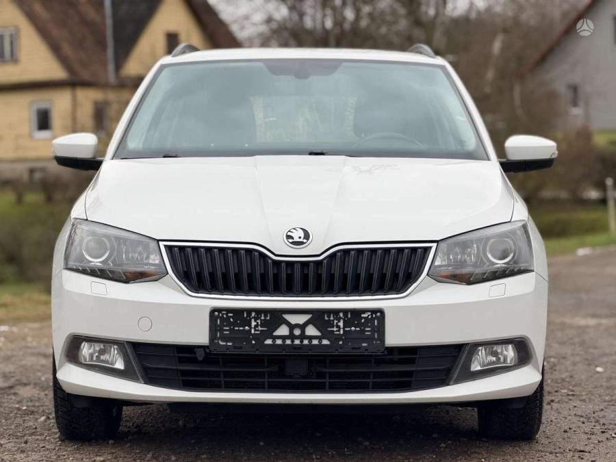 White Skoda Fabia 2015 in Utena, with an engine capacity of 1.42 L and mileage of 277 thousand km for 4990 €, photo 7 on AUTOMOTO.COM.LV