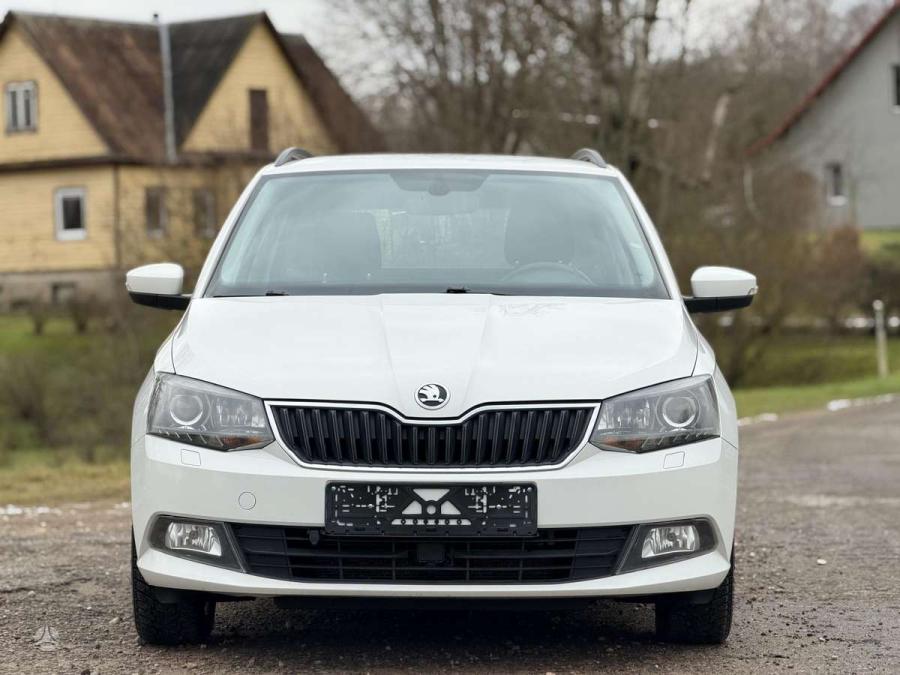White Skoda Fabia 2015 in Utena, with an engine capacity of 1.42 L and mileage of 277 thousand km for 4990 €, photo 8 on AUTOMOTO.COM.LV