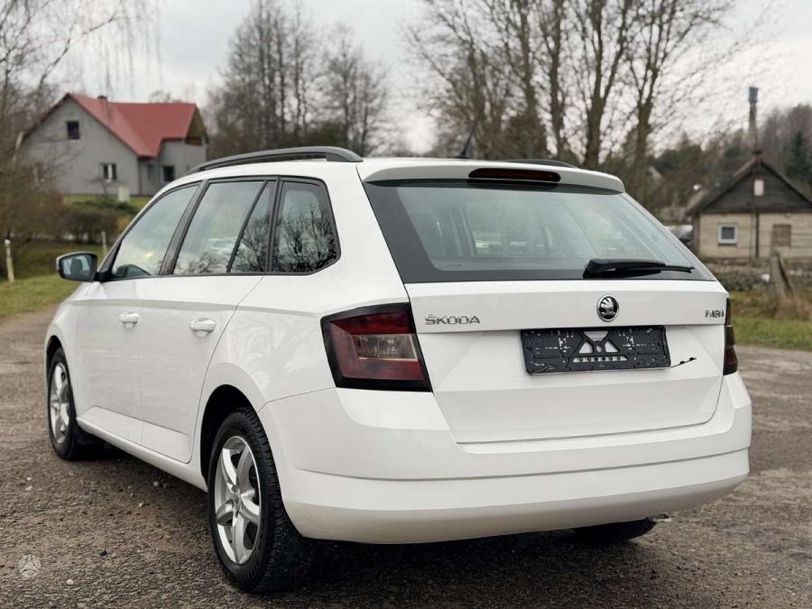 White Skoda Fabia 2015 in Utena, with an engine capacity of 1.42 L and mileage of 277 thousand km for 4990 €, photo 9 on AUTOMOTO.COM.LV